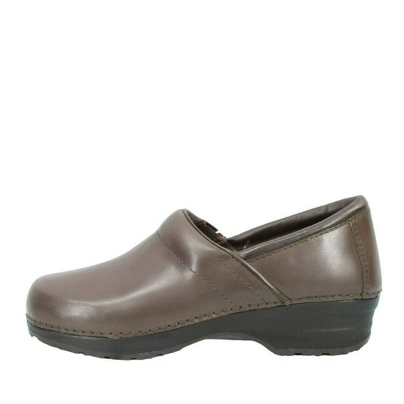 L.L. Bean | Shoes | Ll Bean Brown Leather Slip On Classic Nursing Clogs ...